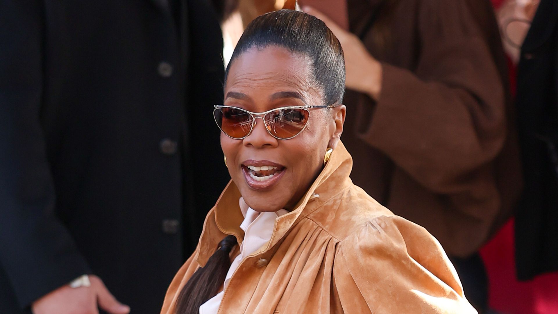 Oprah Winfrey highlights slim waist as she embraces her favorite ...