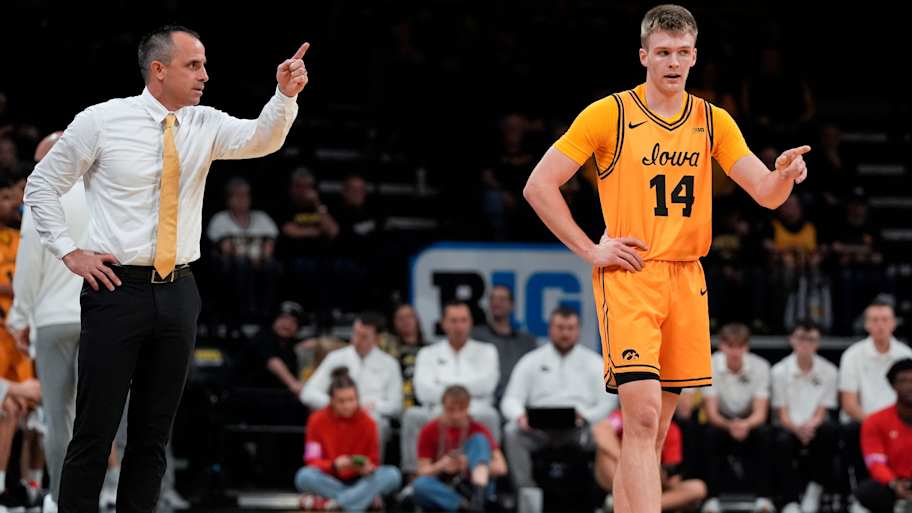Iowa HC sends huge praise to Bennett Stirtz before senior night