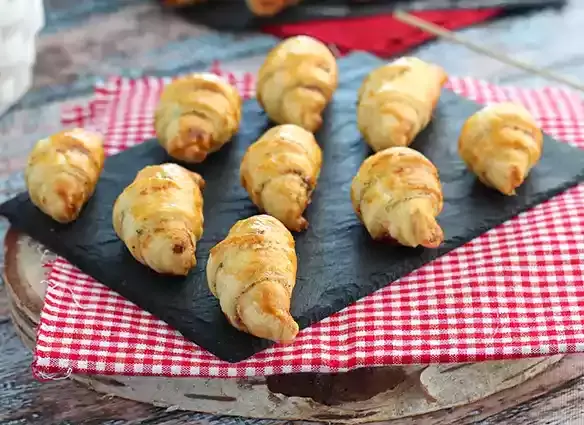 Puff pastry croissants with ham and cream cheese