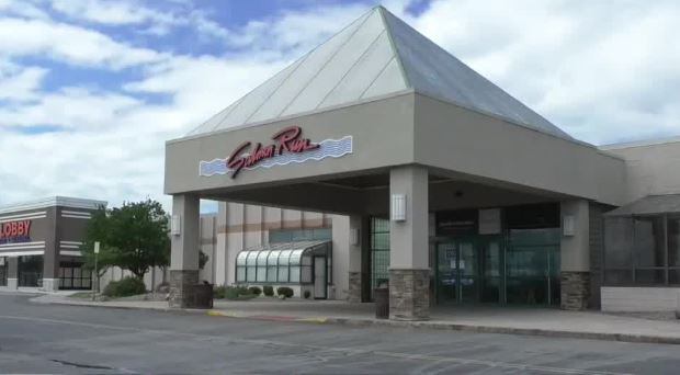 Teen accused of pointing weapon at girls in Salmon Run Mall parking lot