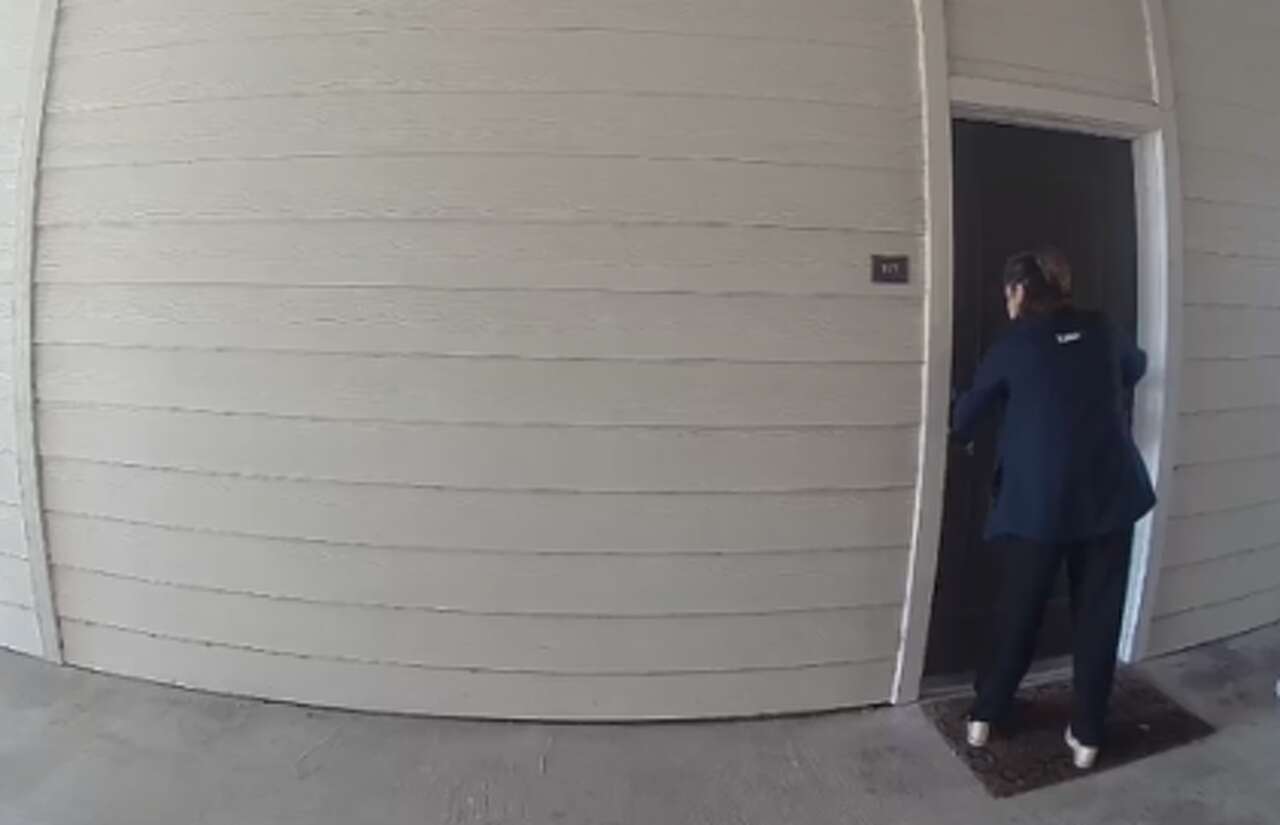 Texas reporter caught on camera trying to enter Austin shooter's apartment