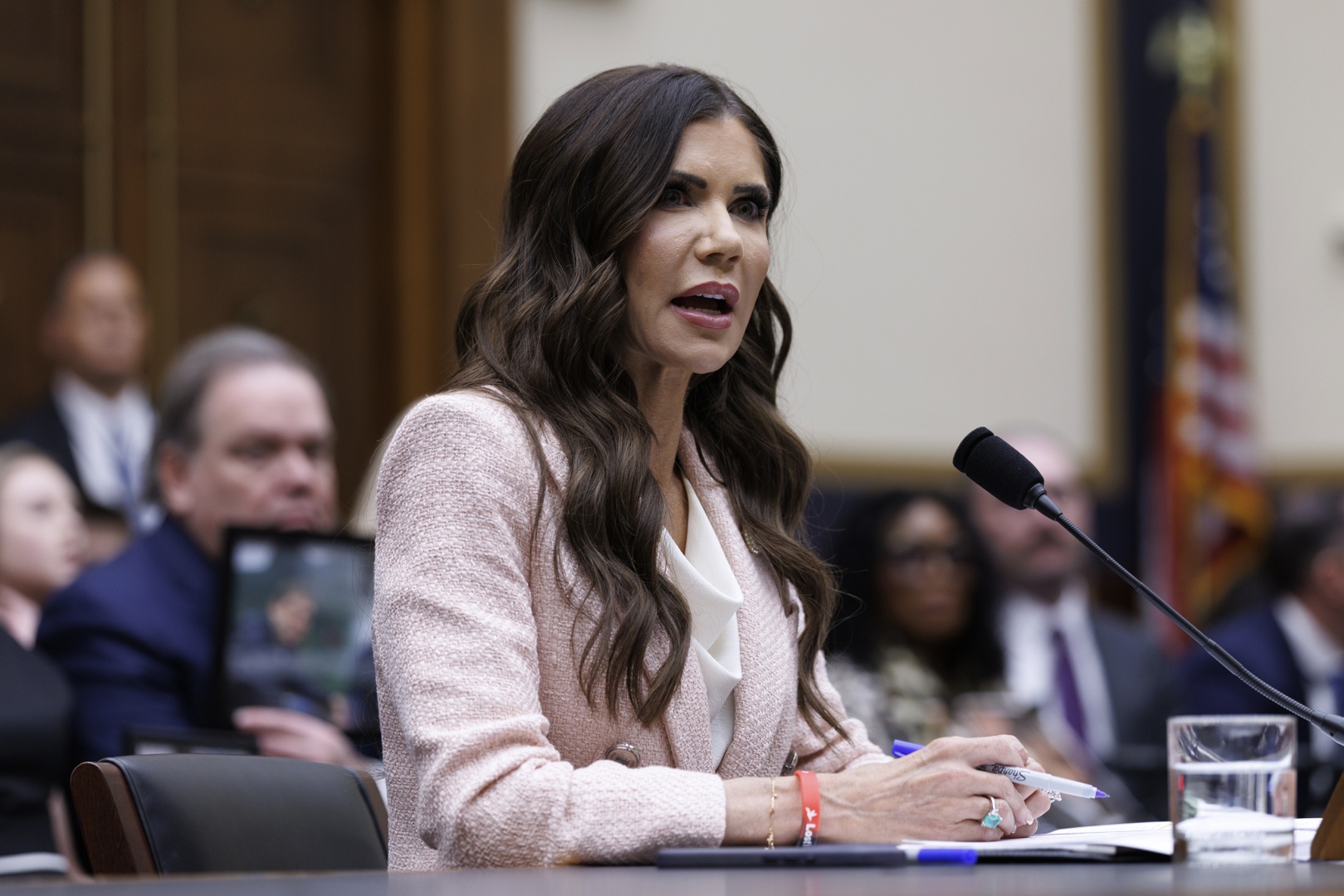 Kristi Noem, línea dura en inmigración, polémicas en su gestión y un ...