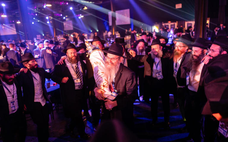 Tucker Carlson’s latest baseless conspiracy blames Iran war on Chabad ...
