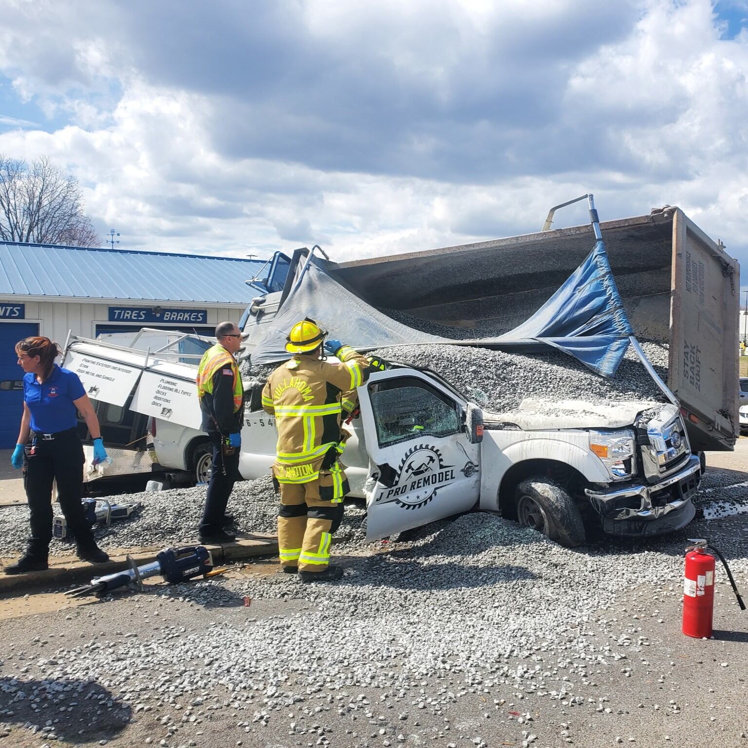 No serious injuries reported after 3-vehicle crash involving dump truck ...