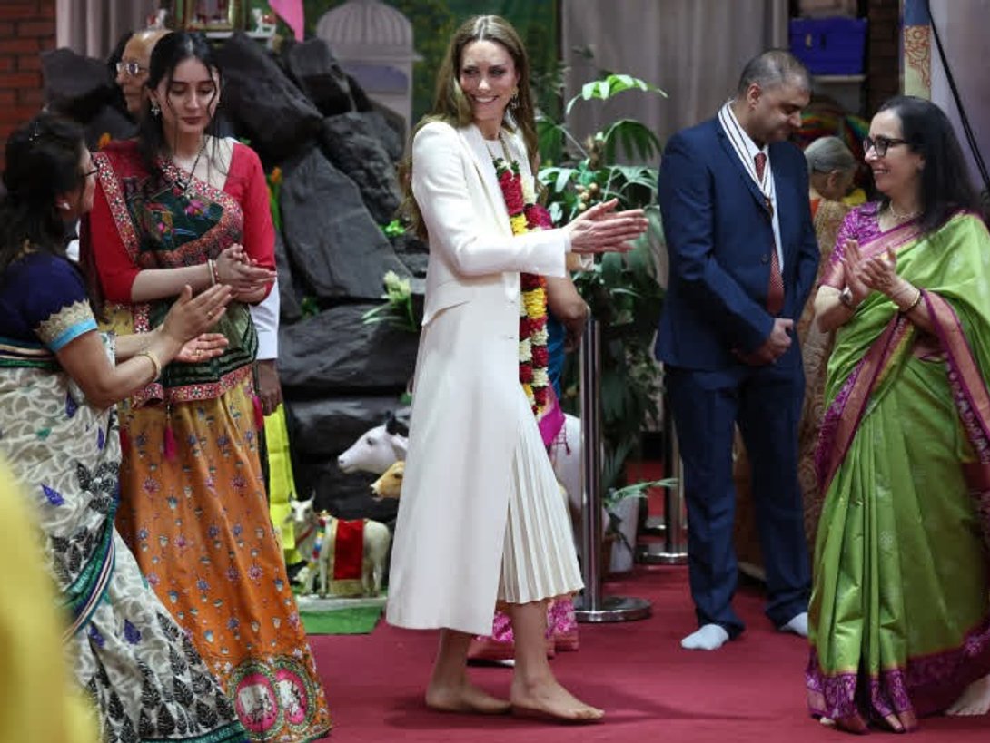 Barfuß im Hindu-Tempel: Prinzessin Kate feiert Holi-Fest