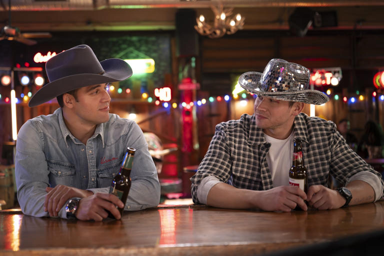 '9-1-1' stars break down epic crossover, react to Buck and Dixie's hookup
