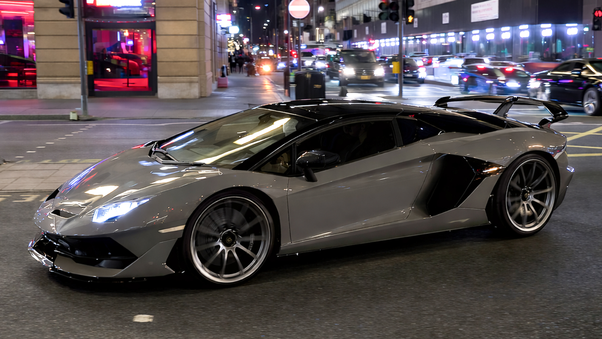 $421,000 Lamborghini rolling through Central London