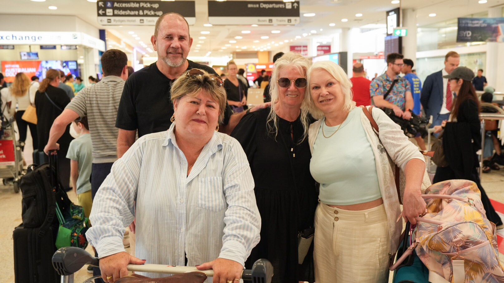Families aboard Middle East flights criticise DFAT's Iran response