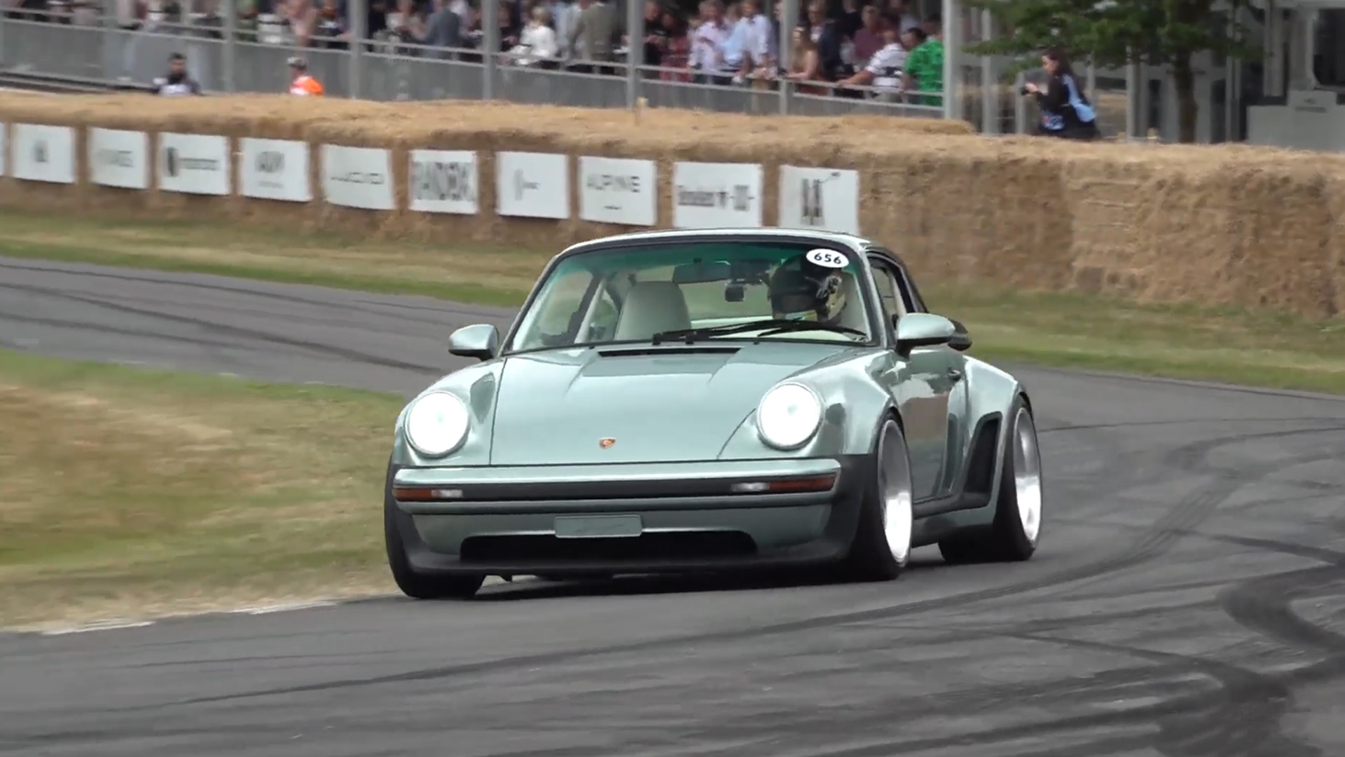 Porsche 911 Singer Turbo knalt vol gas over het circuit