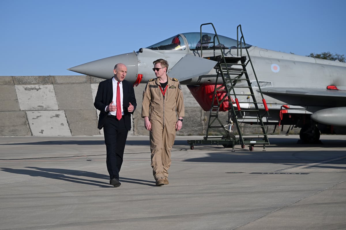 Fighter pilot enjoys sunrise beer after shooting down Iranian drones