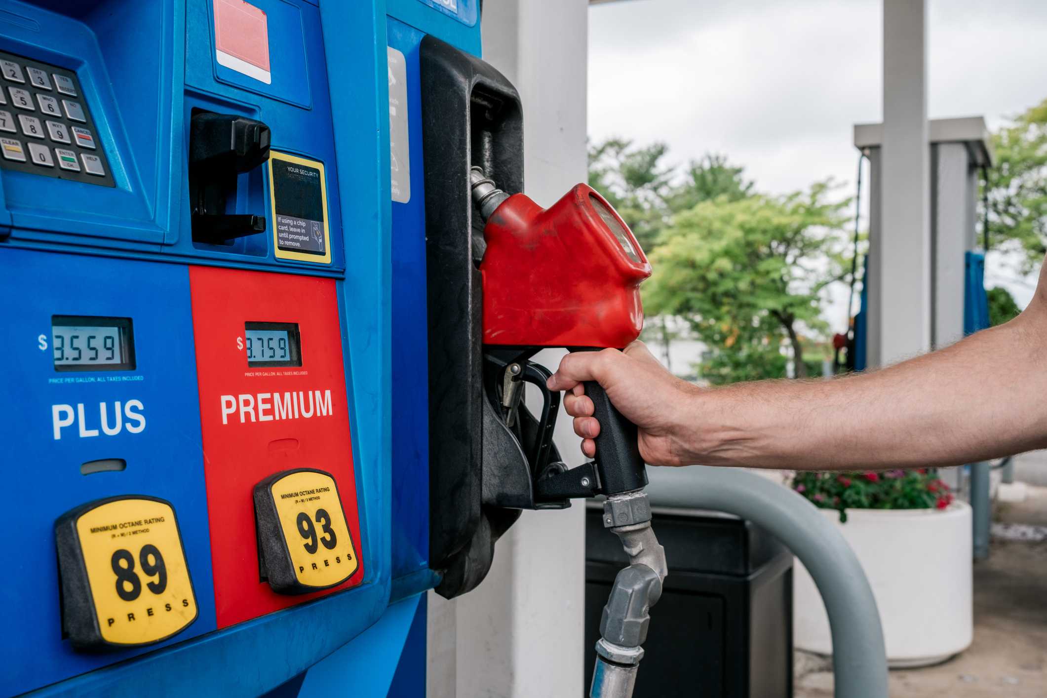 Cincinnati's average gas prices jump overnight above $4, AAA says
