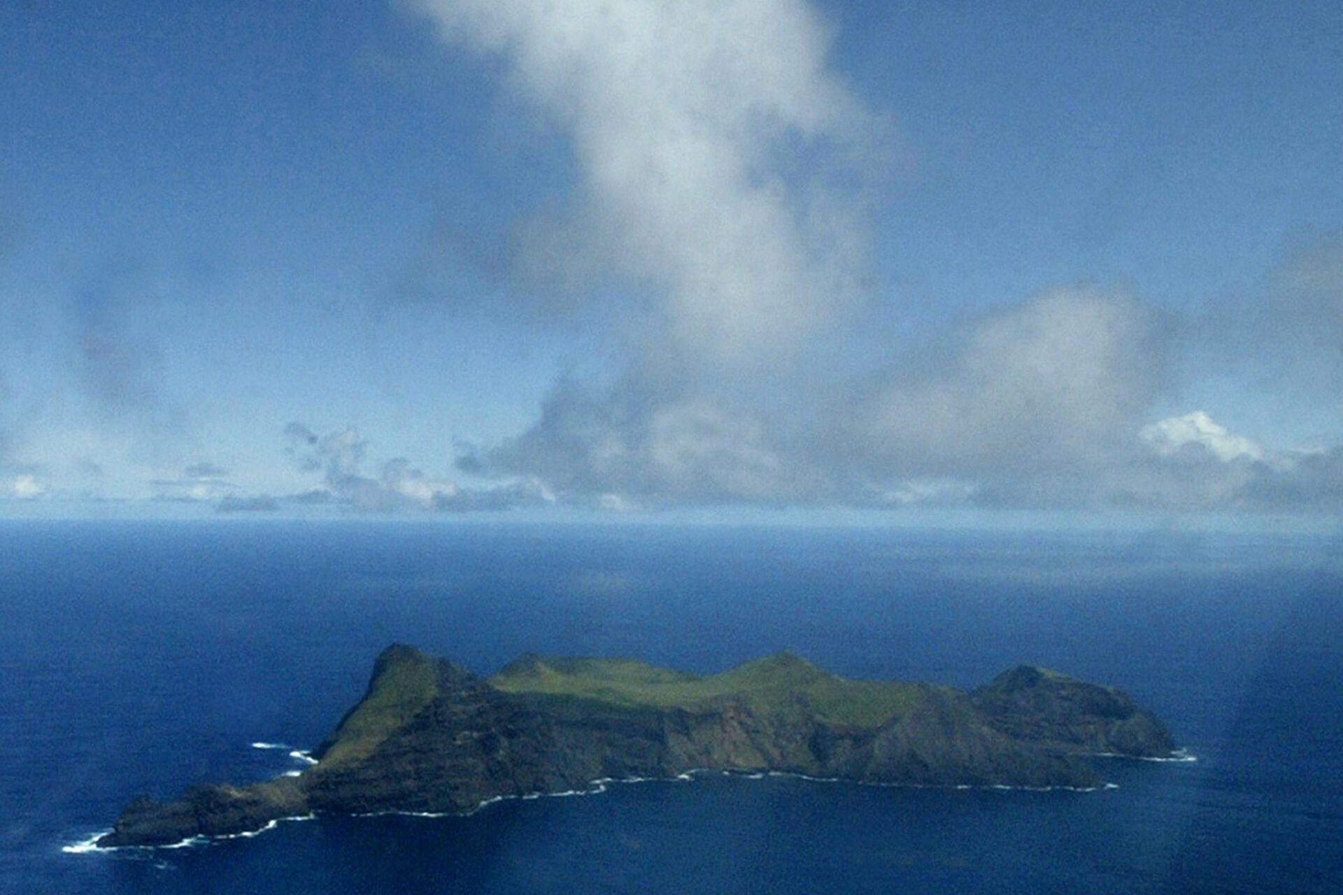 From the novel to the sea: Where is Robinson Crusoe Island located?