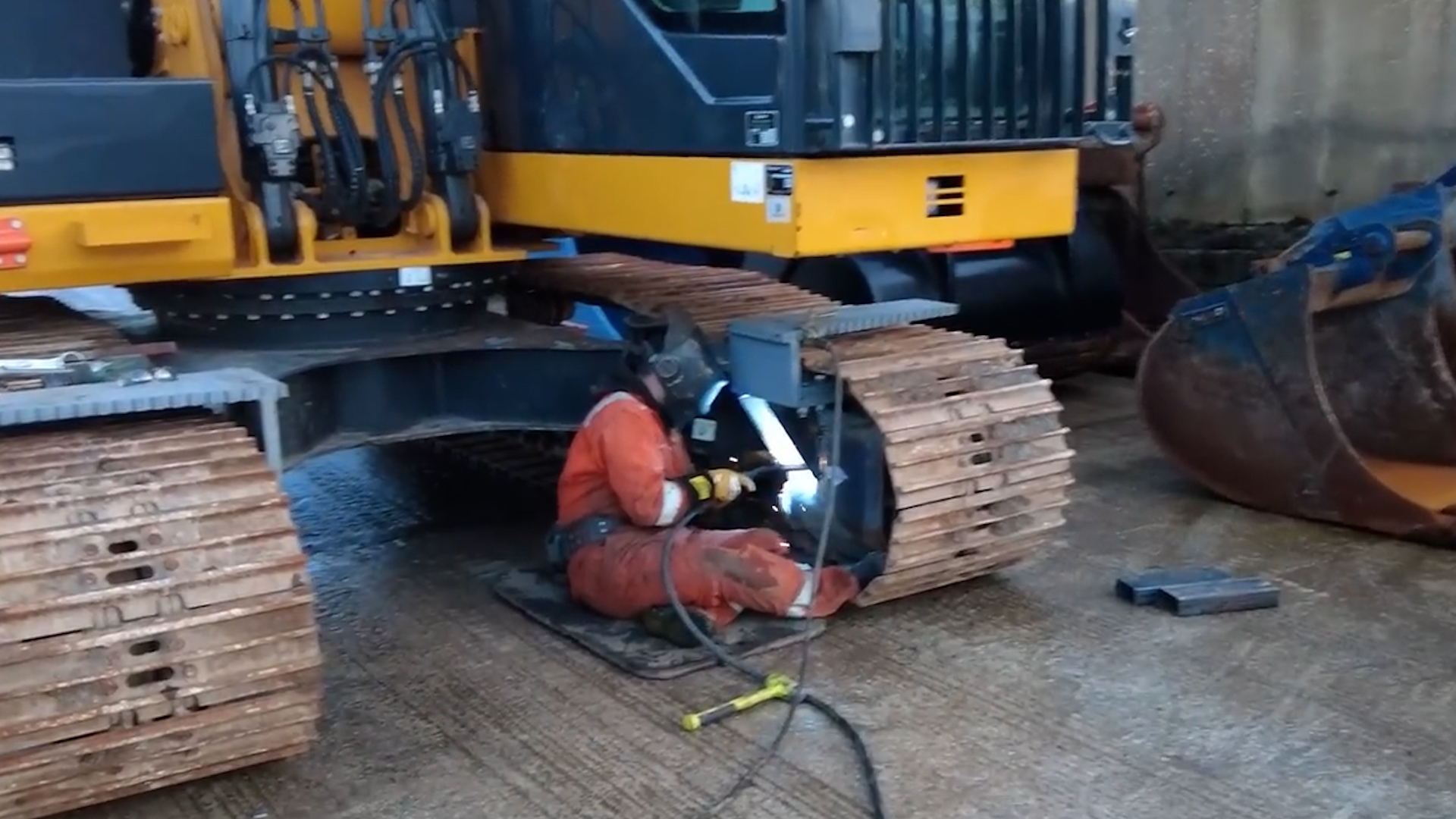 Under Carriage Welding Repair On Excavator Tracks