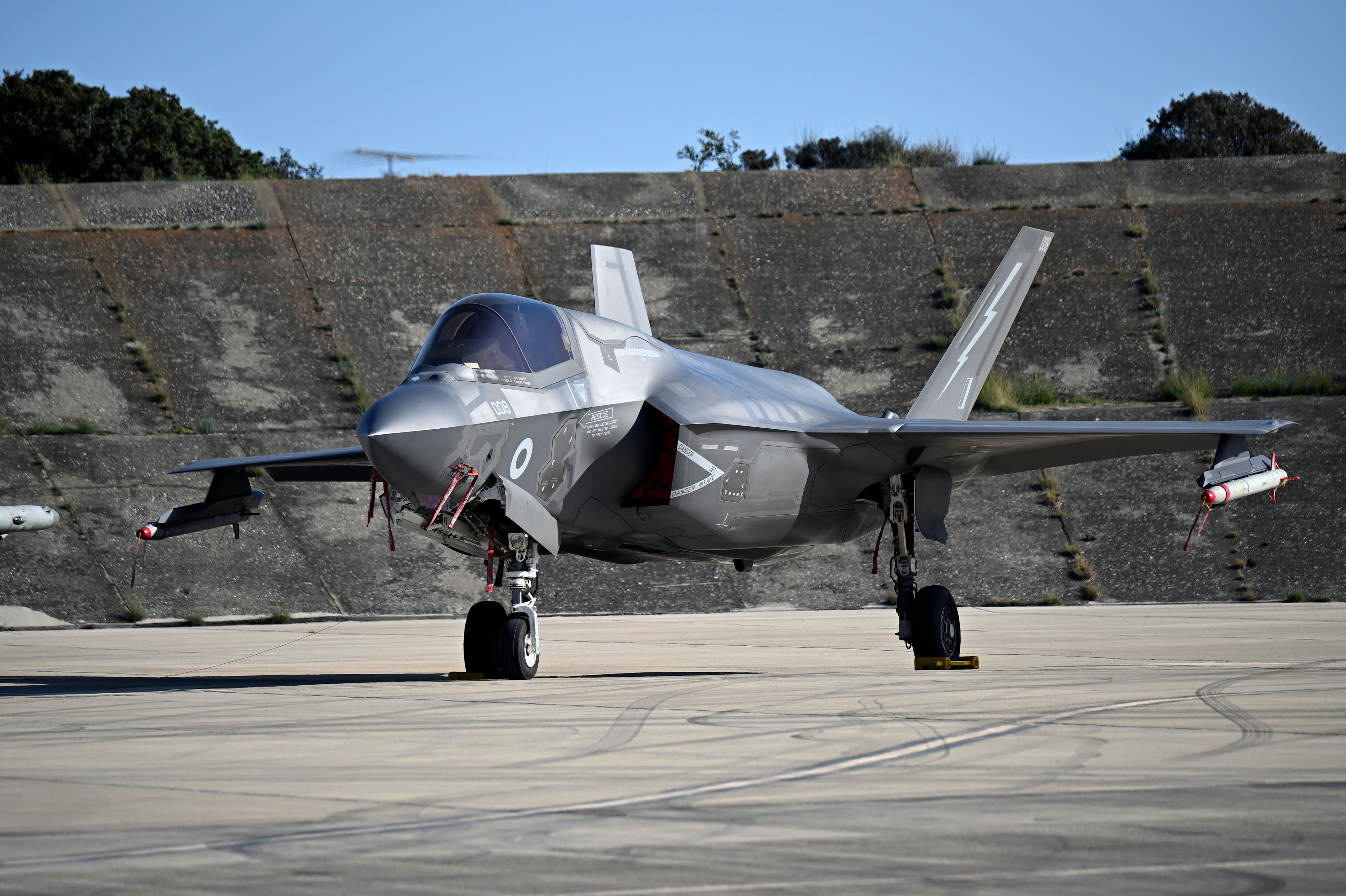 Fighter pilot enjoys sunrise beer after shooting down Iranian drones