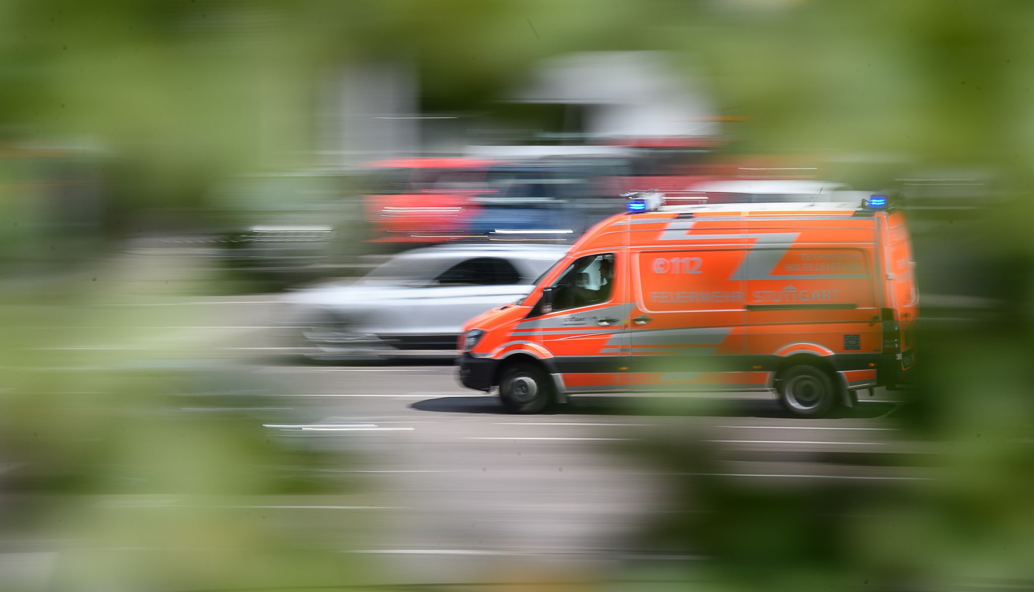 Fußgängerin wird gleich zweimal vom selben Auto angefahren