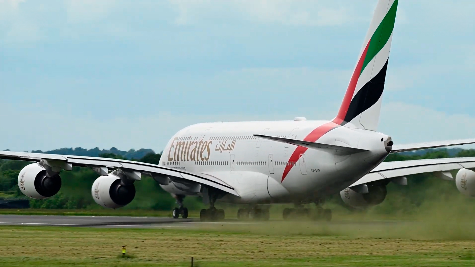 A380 engine blast sends grass and dust flying