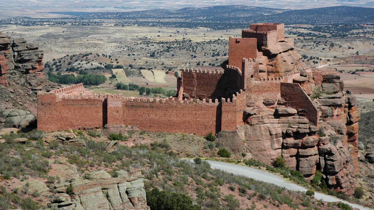 El 'castillo rojo' de Teruel construido para defender la frontera de ...