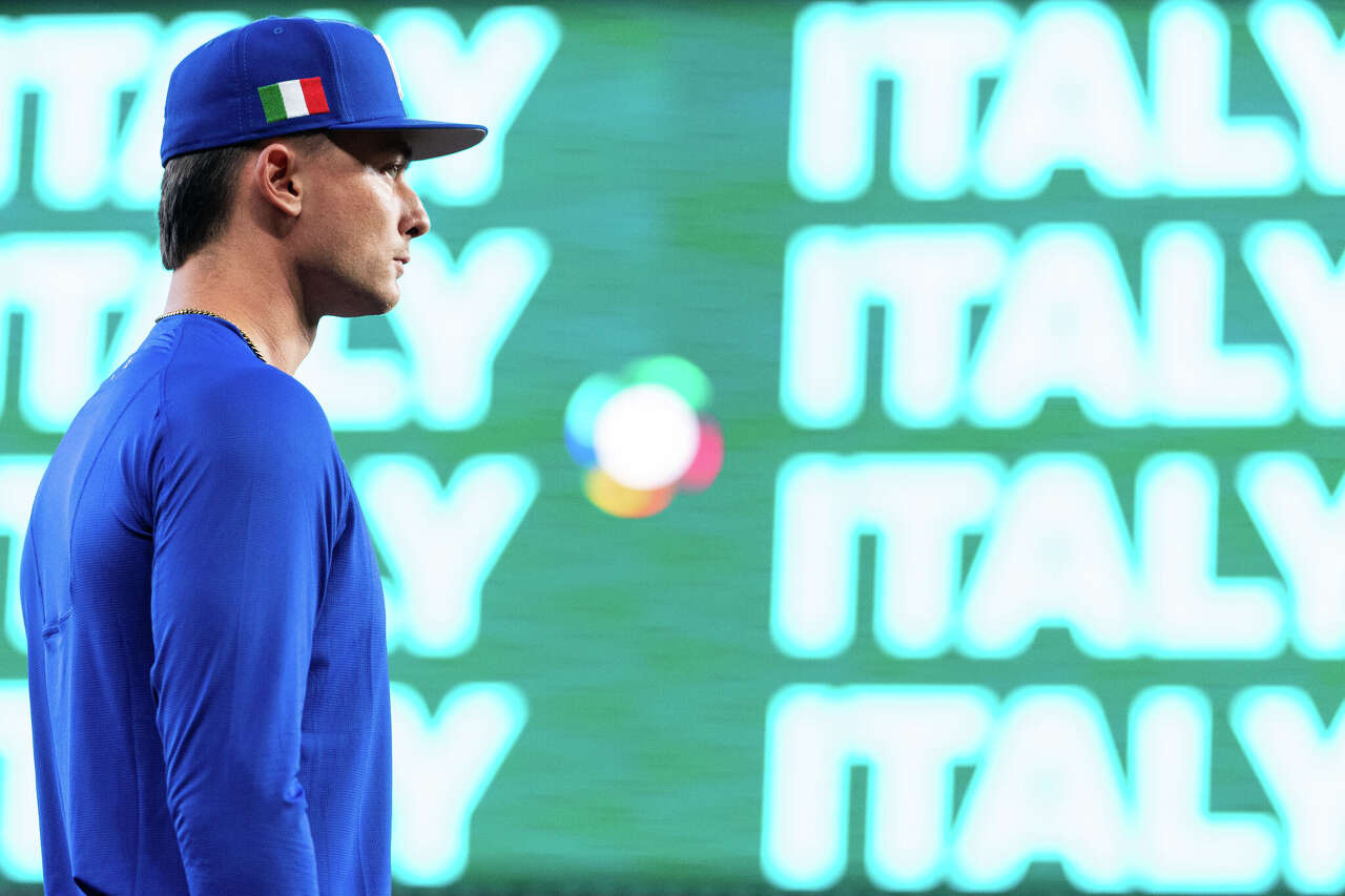Zach Dezenzo stuns reporters with Spanish interview at World Baseball ...