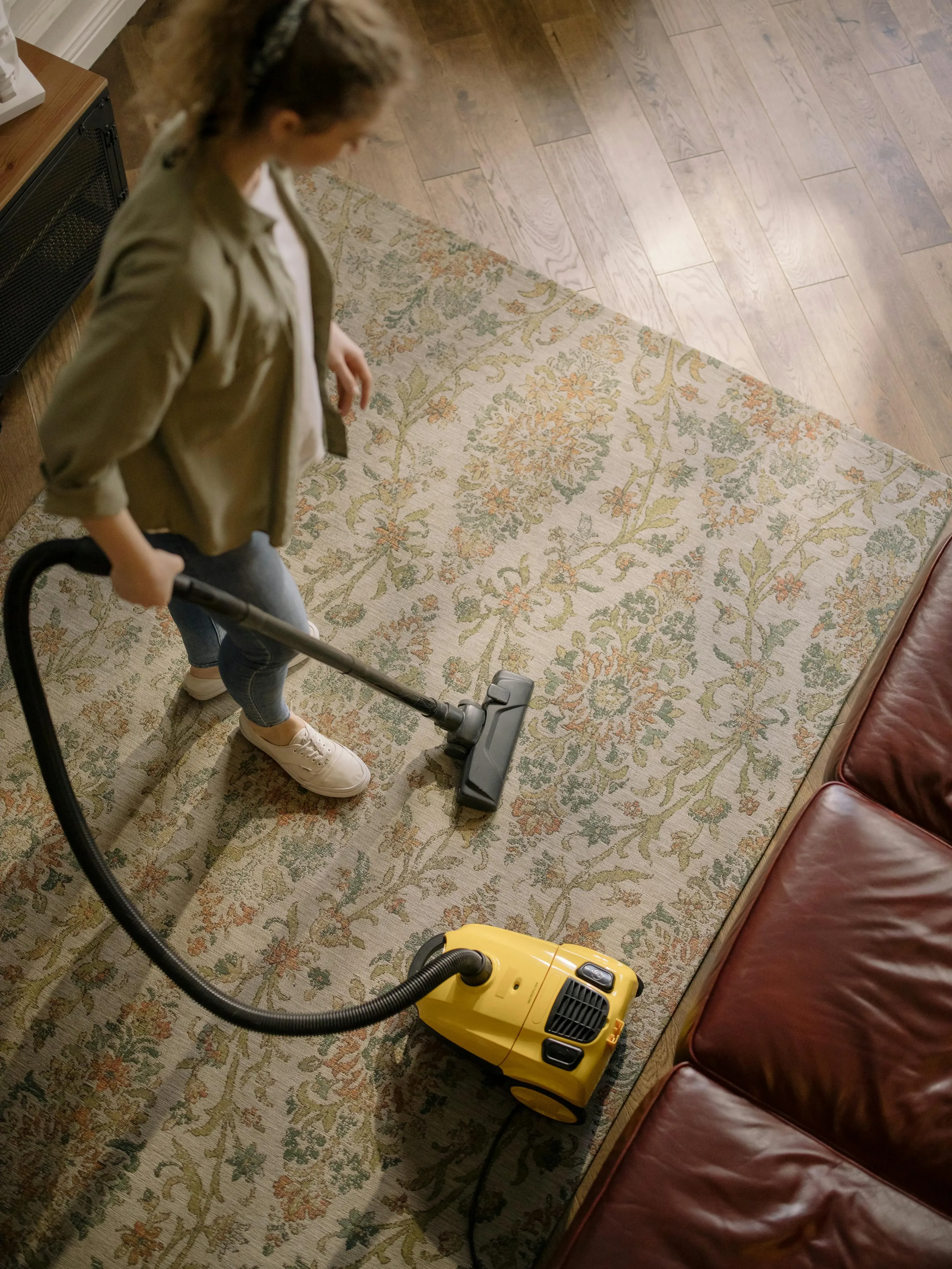 20 cleaning routines from the 1950s that sound extreme today