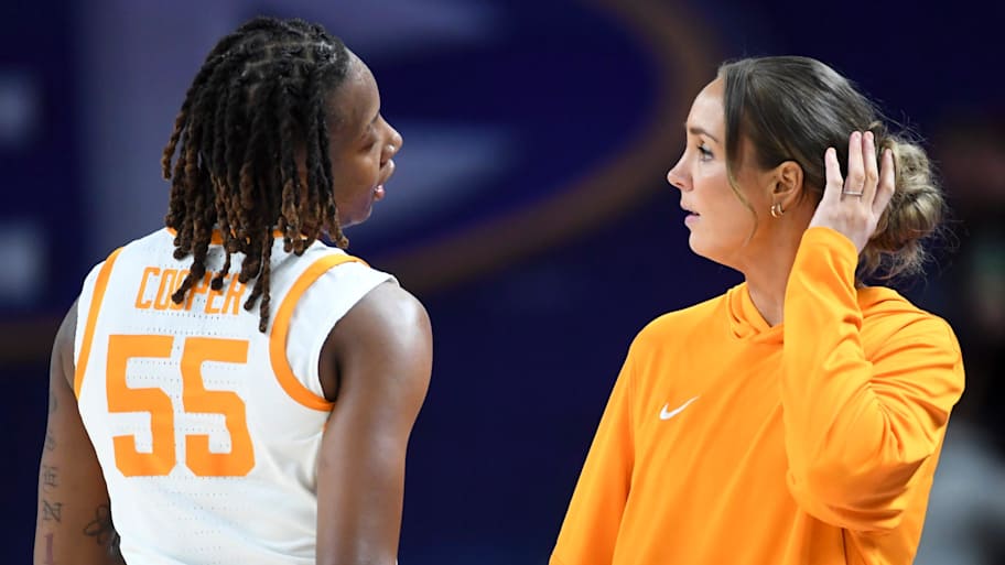 Kim Caldwell losing the Tennessee locker room at the worst time ...
