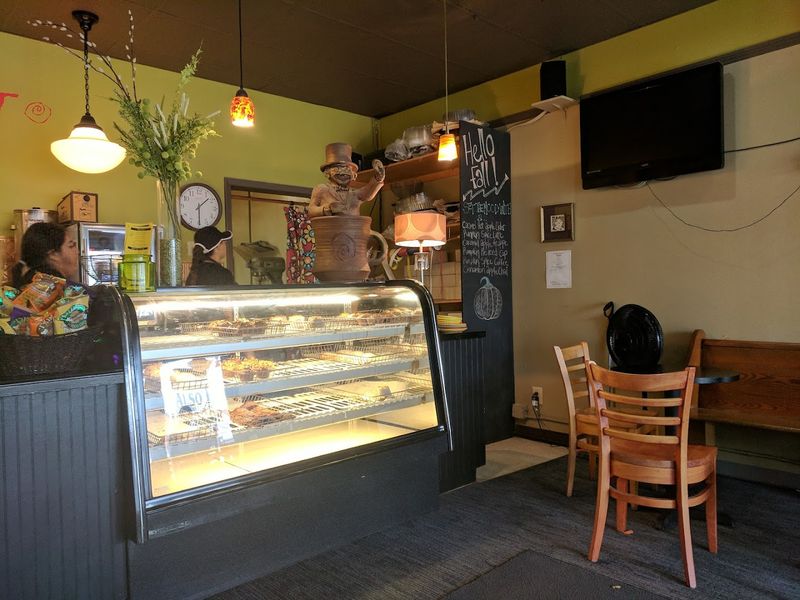 Tiny Texas café that makes cinnamon rolls worth waking up early for