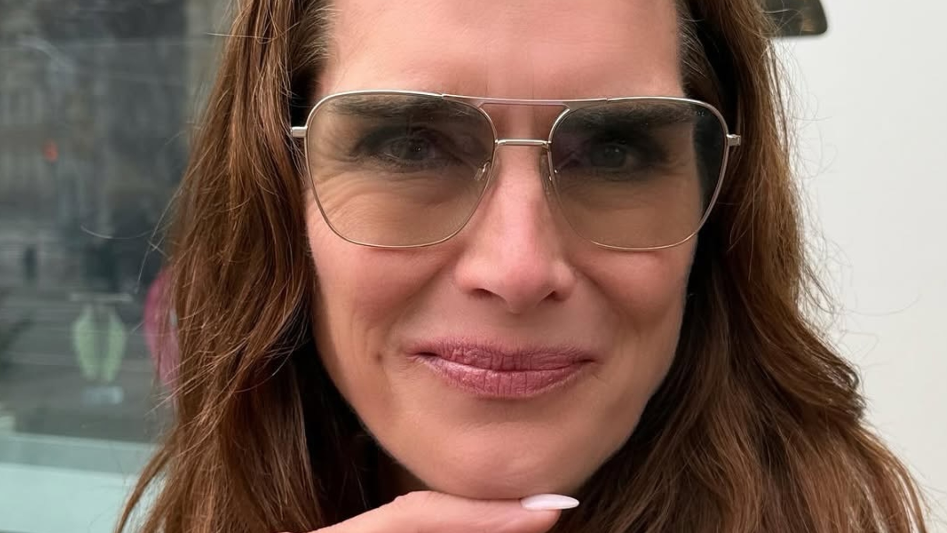 Op 60-jarige leeftijd verrast Brooke Shields met een bohemian look