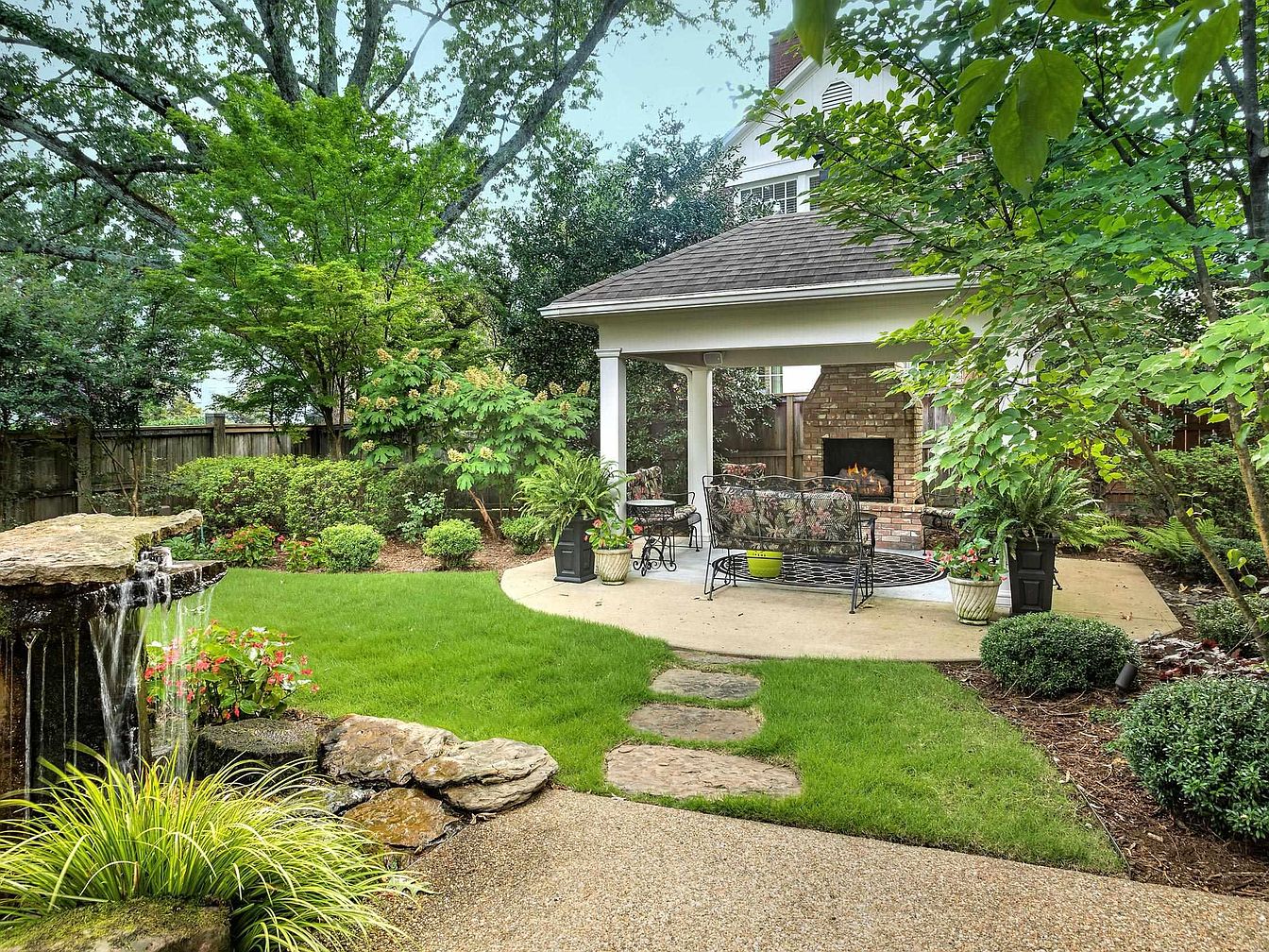1930 Colonial Revival in Little Rock, Arkansas, featuring 3 gas log ...