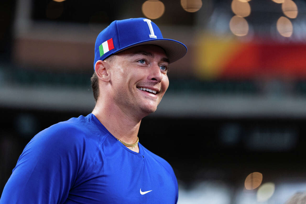 Zach Dezenzo stuns reporters with Spanish interview at World Baseball ...