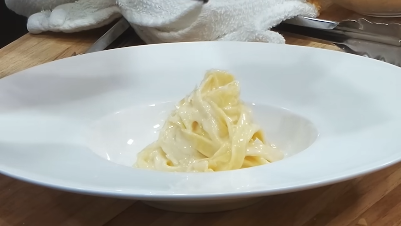 I can’t stop making this creamy Alfredo sauce