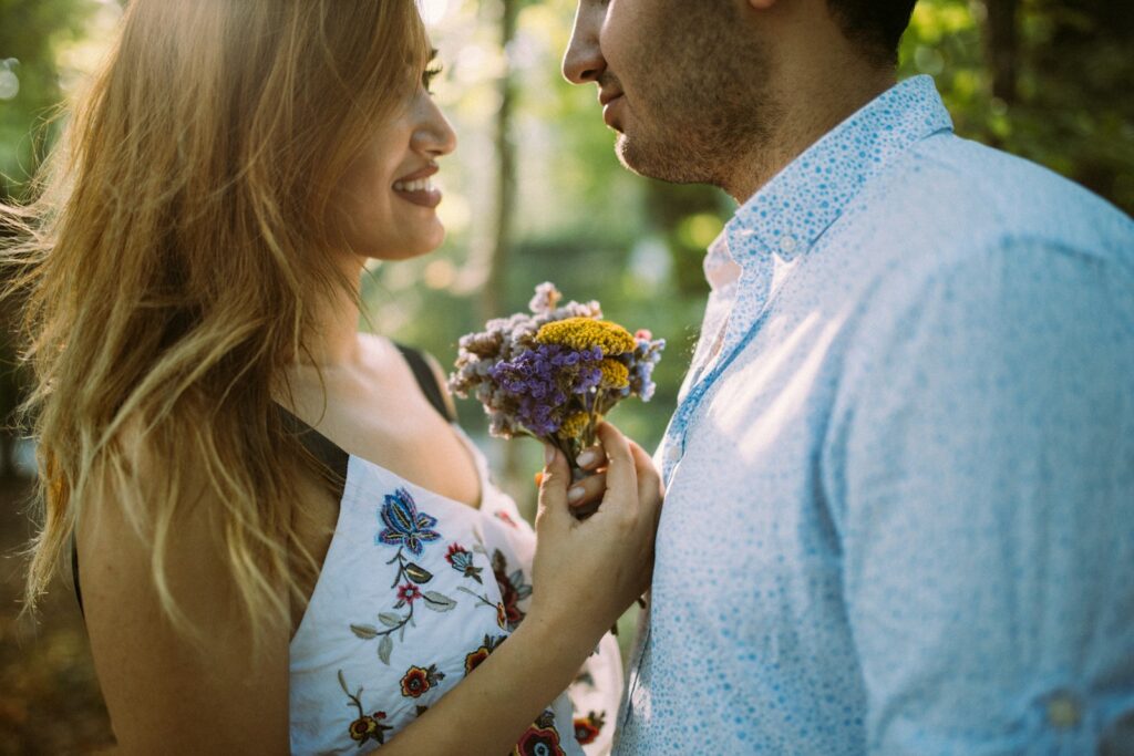 15 things smart people notice on a first date