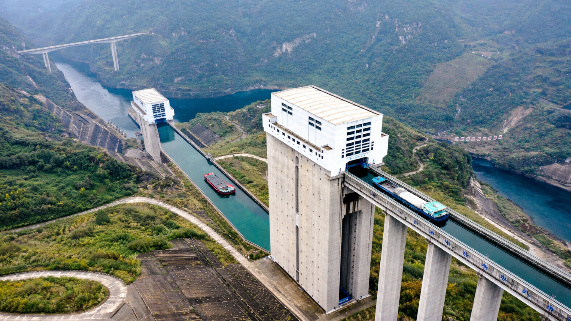 China’s giant ship elevators, how massive shiplifts lift ships hundreds ...