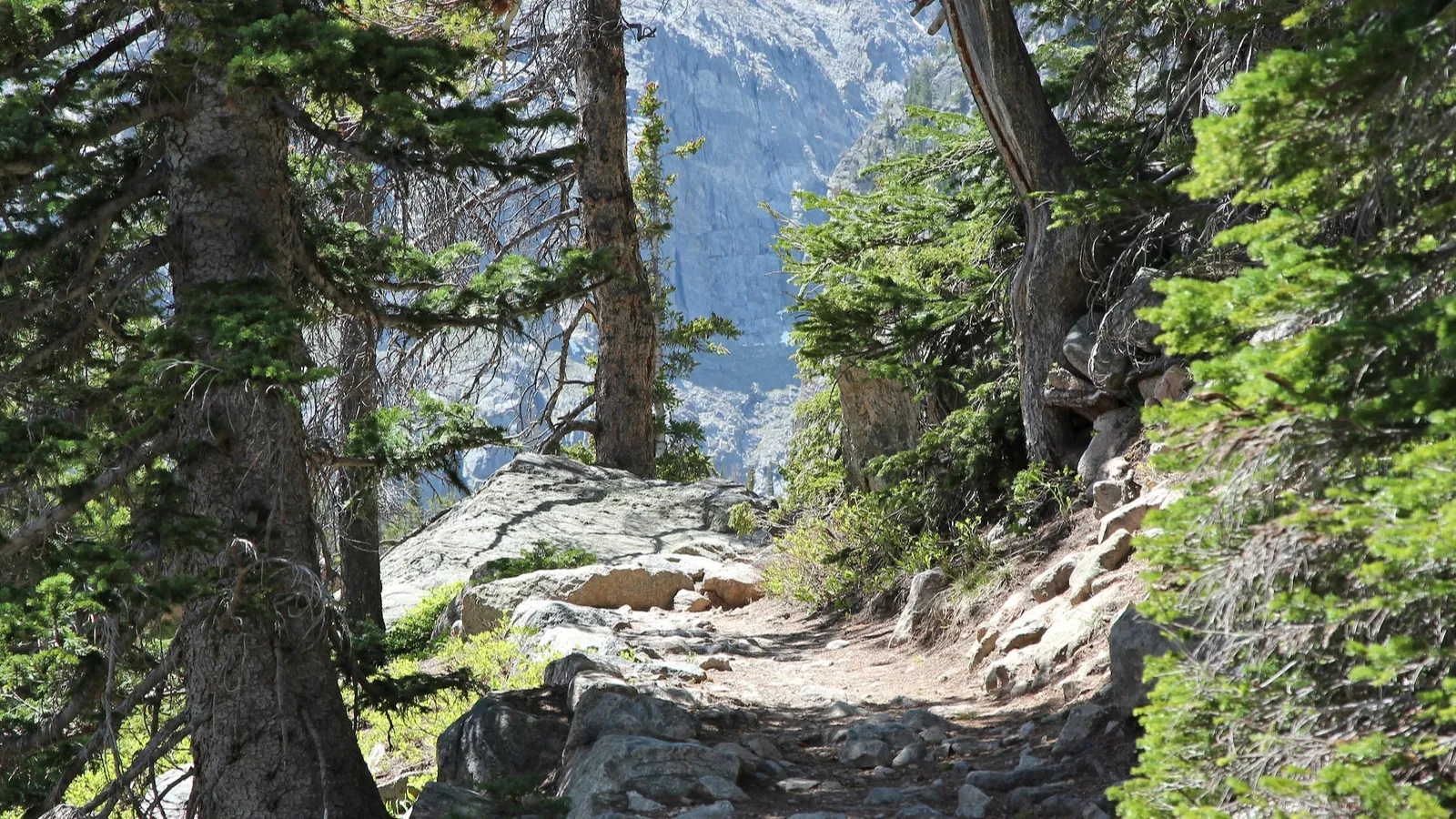 This lesser-known Utah trail combines canyon views and waterfalls ...