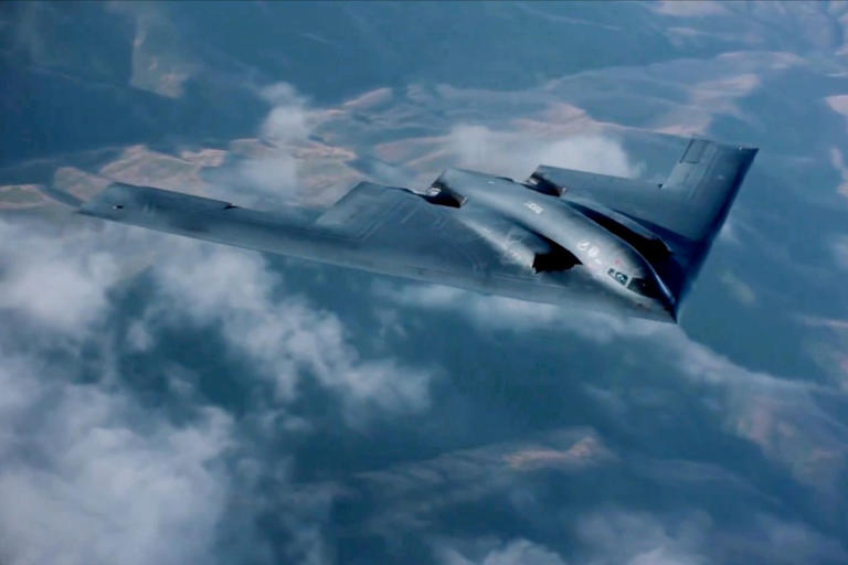Powerful US bomber that can carry 24 missiles arrives at UK air base as ...