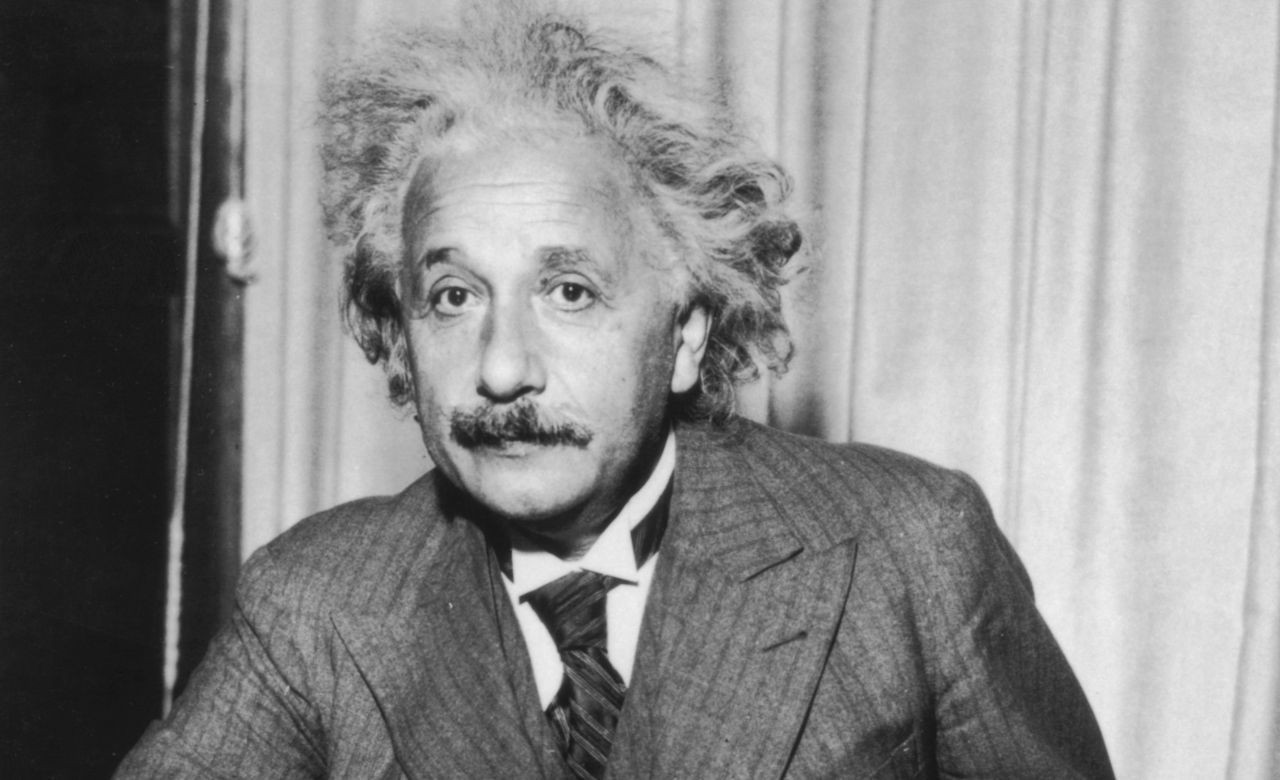 Albert Einstein disse que o segredo da felicidade está em viver a vida ...