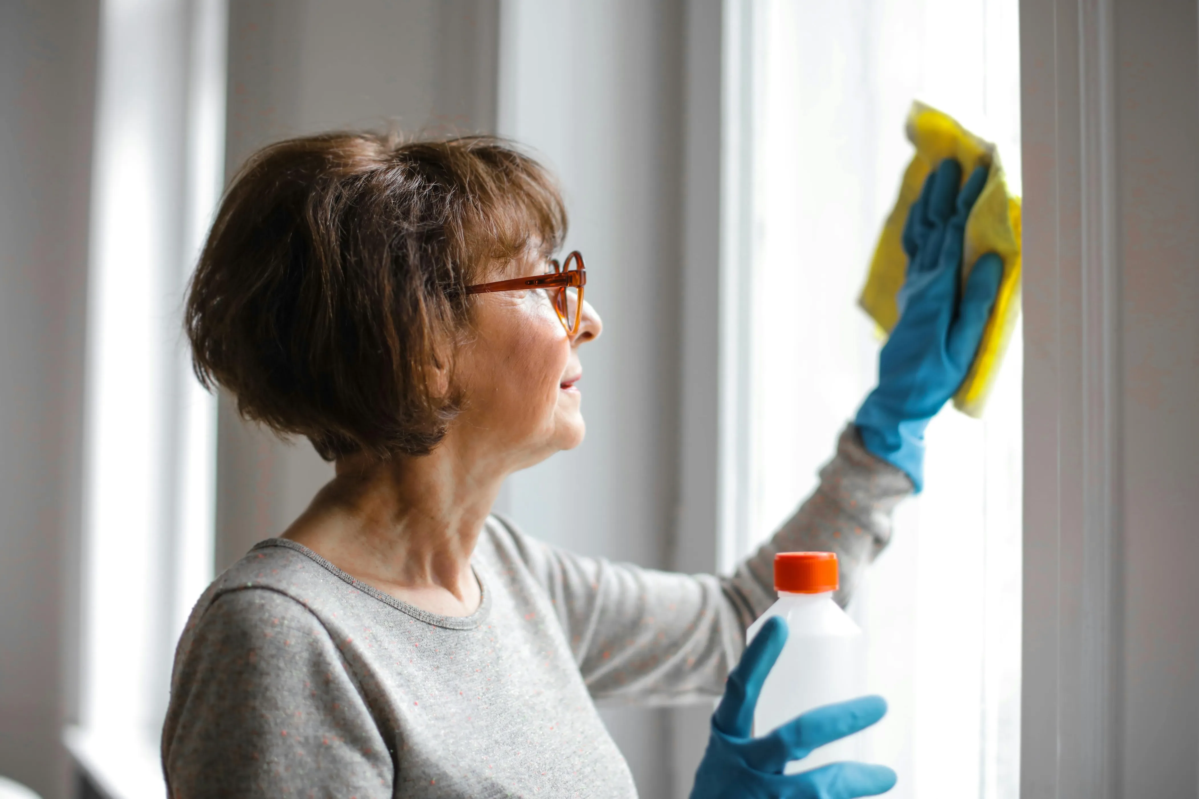20 cleaning routines from the 1950s that sound extreme today