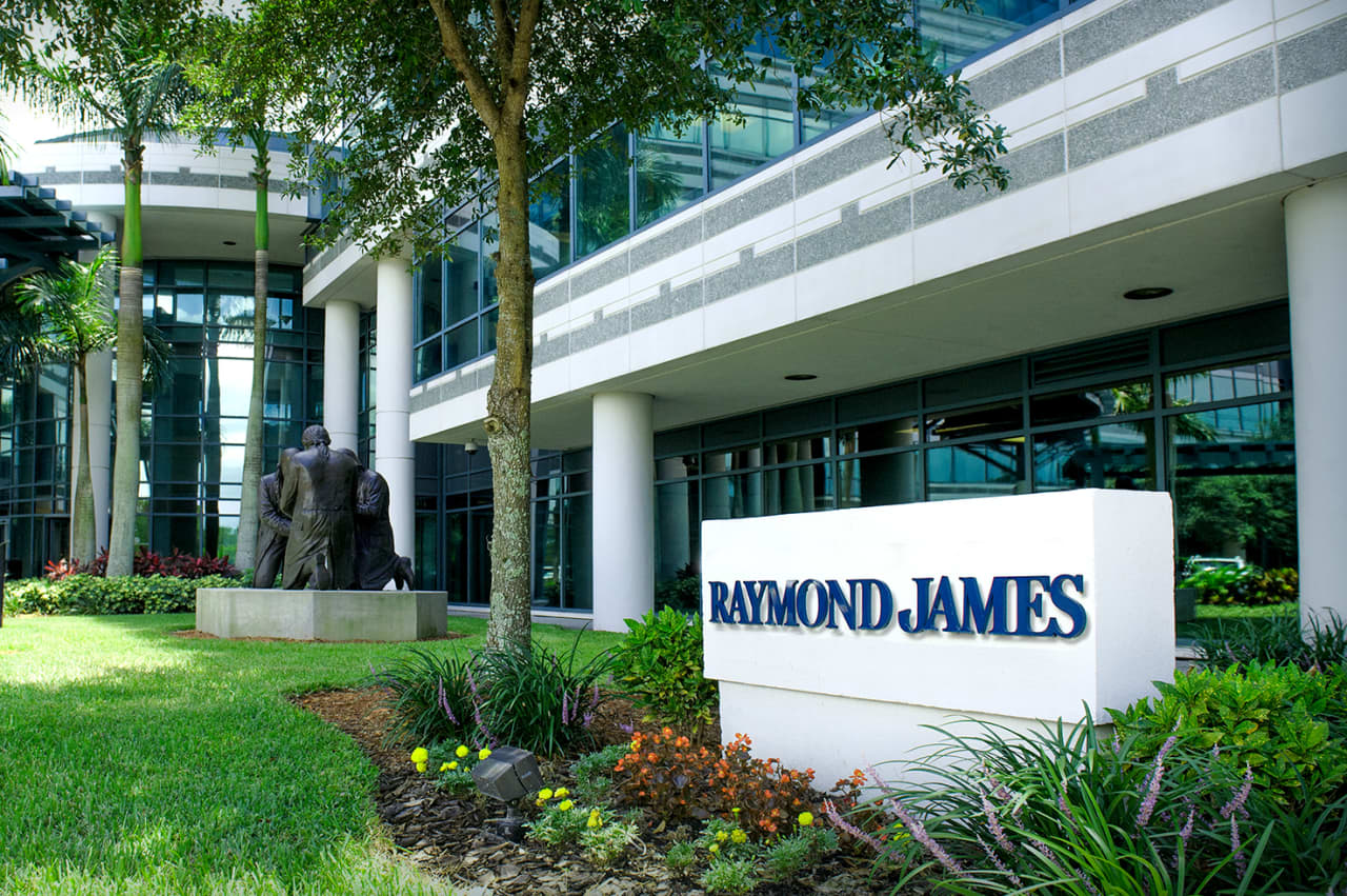 Raymond James recruits financial advisor teams with $1.5 billion in assets