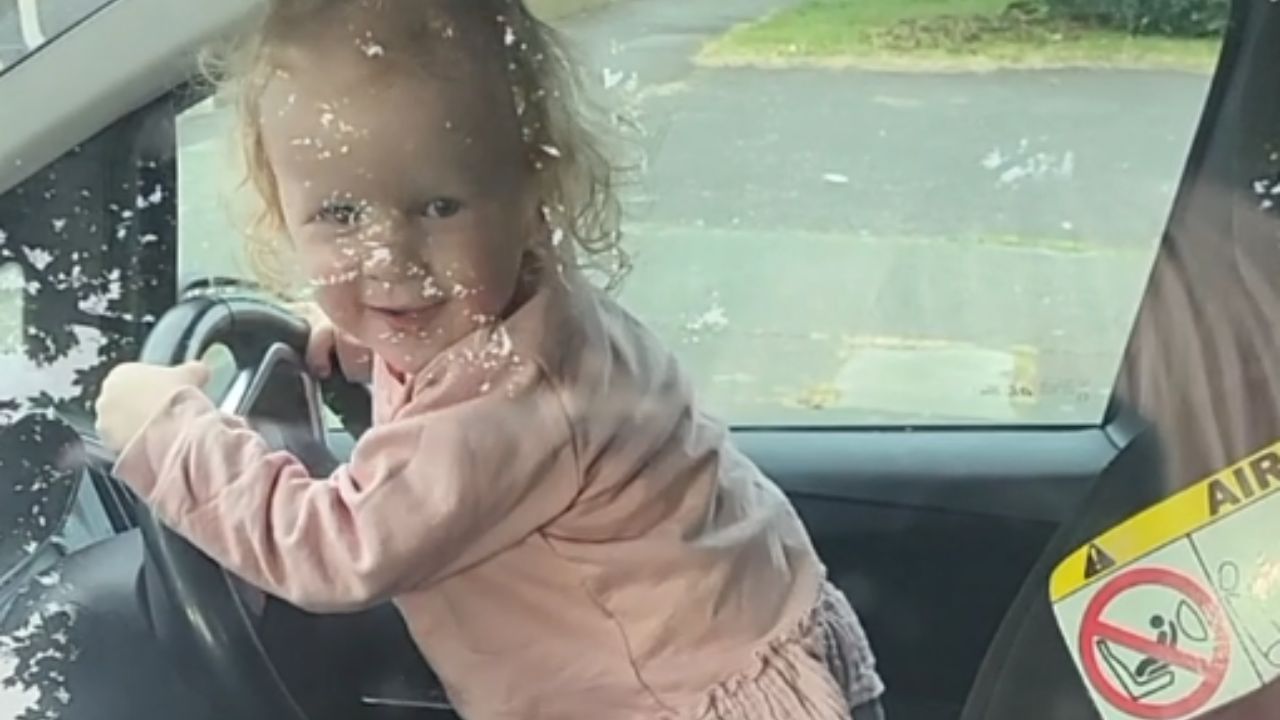 Genius toddler slides out of car seat like it's a walk in the park