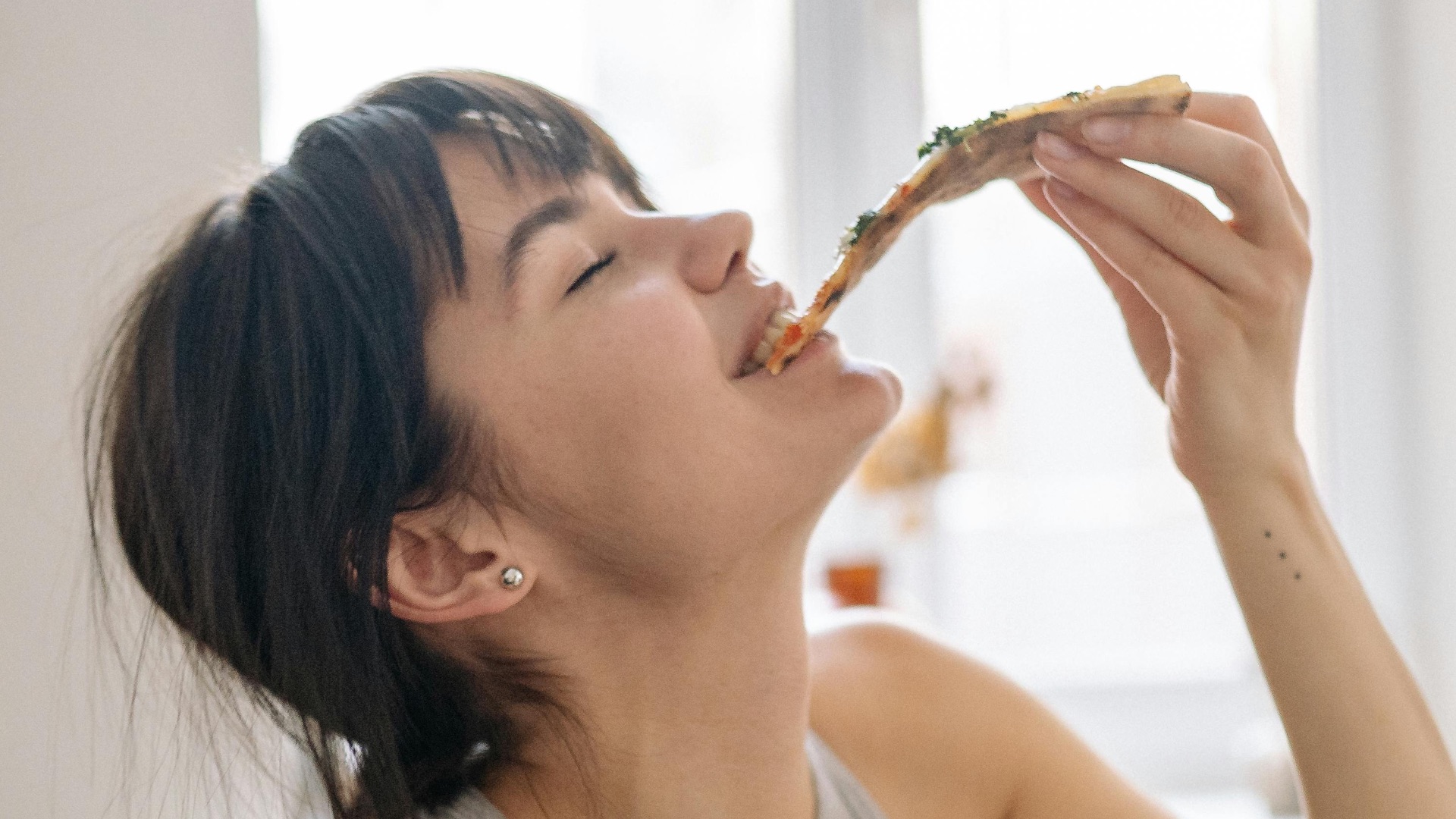 10 reasons it's better to eat with your hands & 10 it's best to use ...