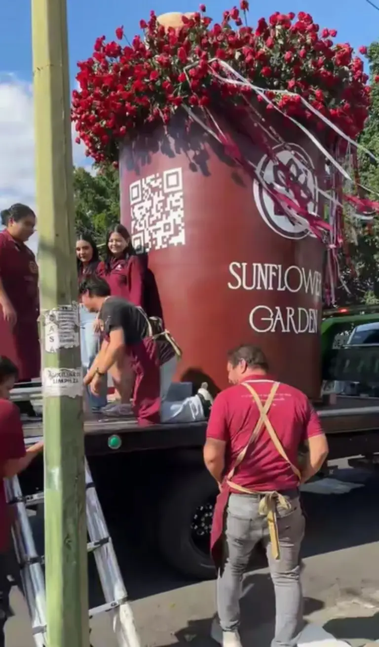 ¿Nueva moda? Captan otro ramo gigante de 3 mil rosas
