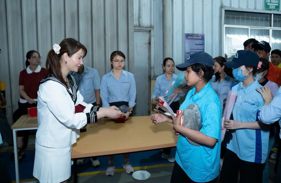Nữ công nhân làm việc trong nhà máy được nhận hoa và lì xì dịp 8.3