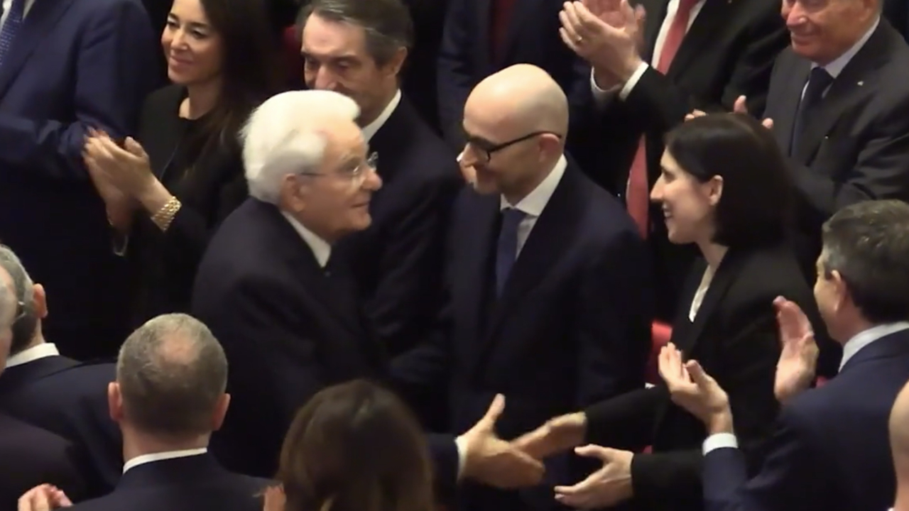 I 150 anni del "Corriere", Mattarella lascia la Scala fra gli applausi