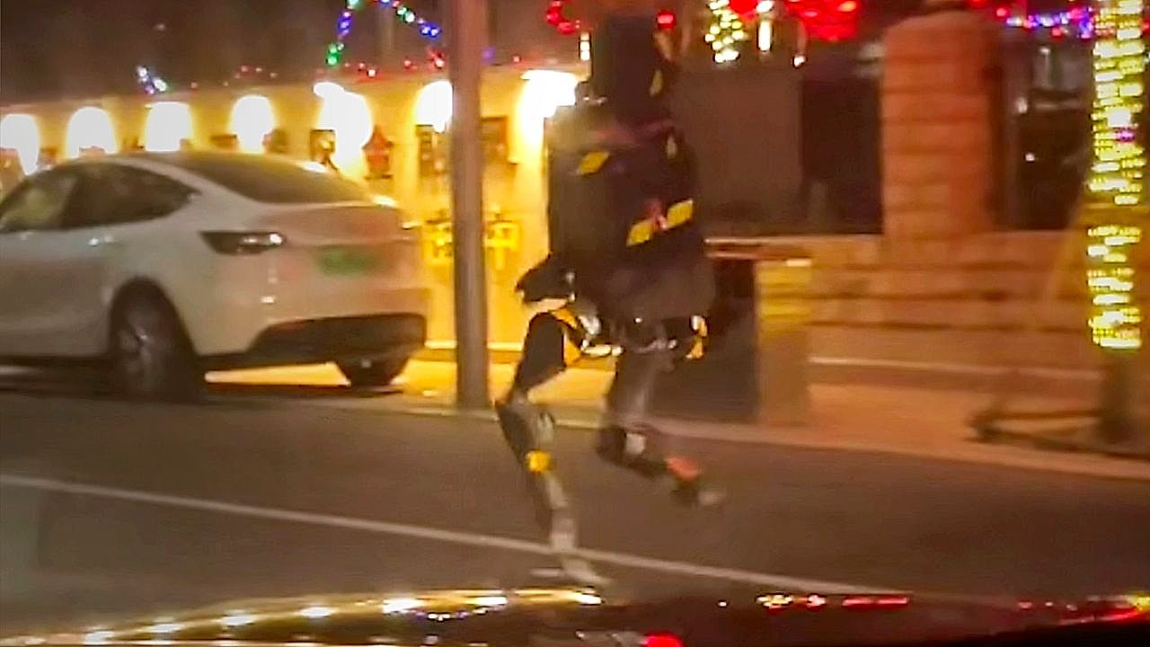 Night jog in Beijing draws attention for an unusual runner