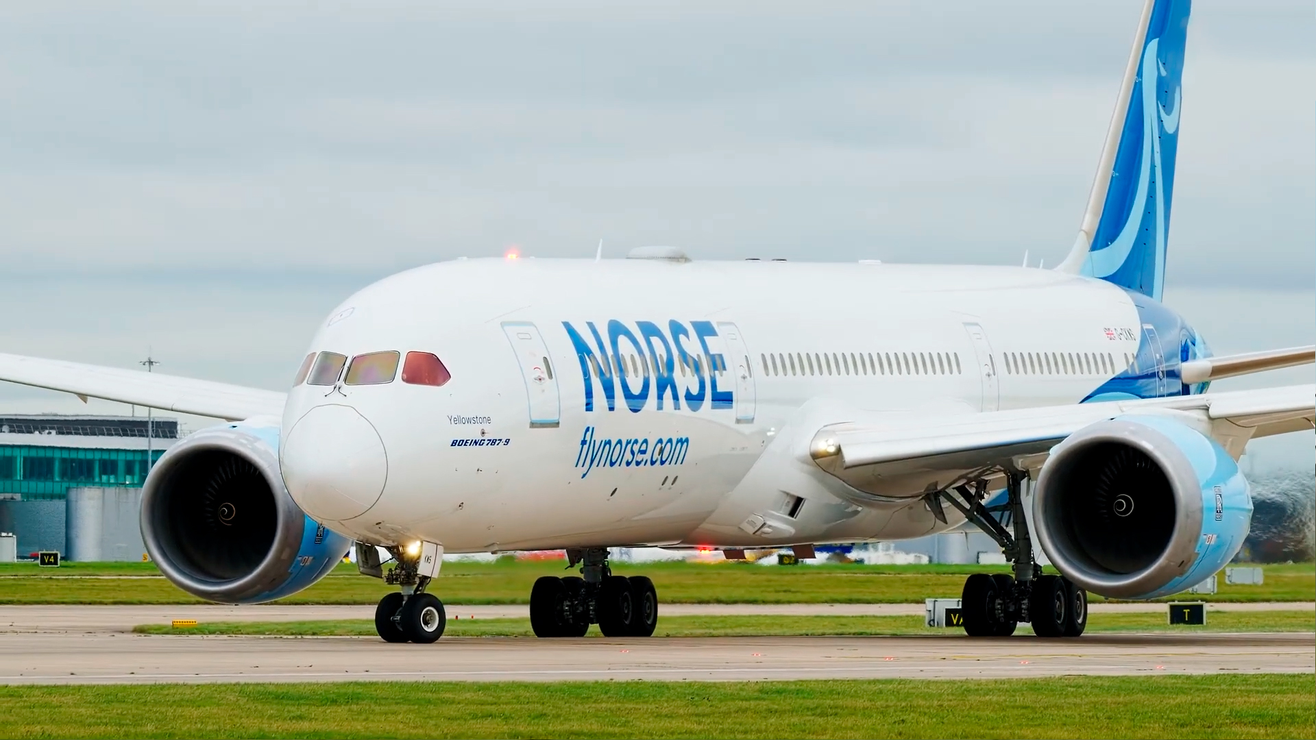 Light Boeing 787 rockets off the runway