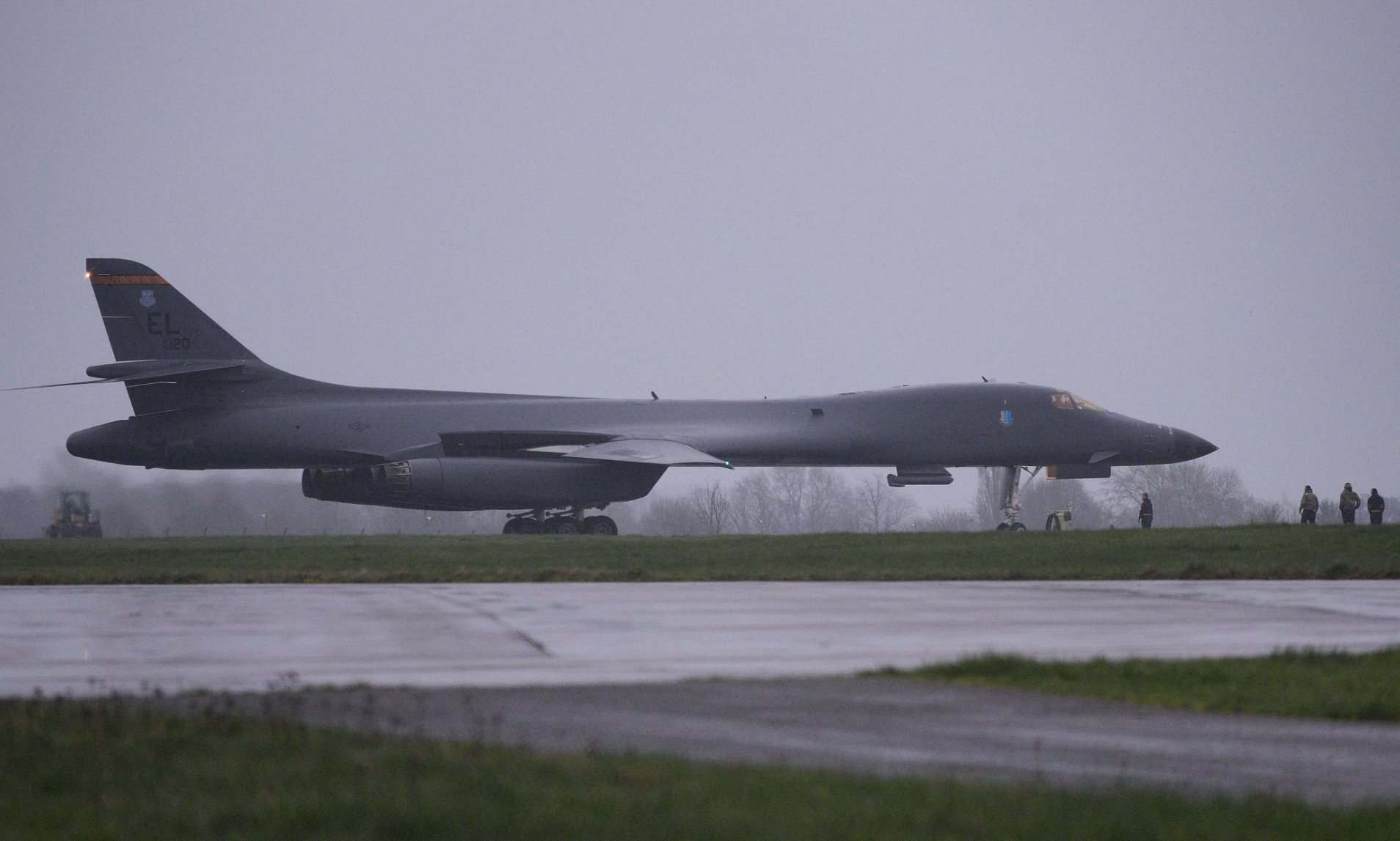 US bombers land in UK for 'the big one': B1s that can carry 34 tonnes ...