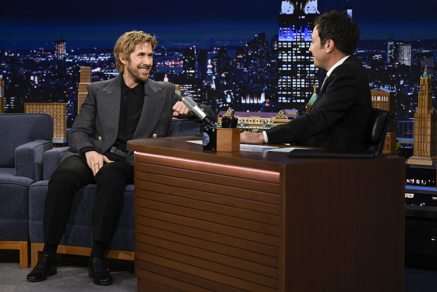 Ryan Gosling gets a kiss from wife Eva Mendes in their first TV ...