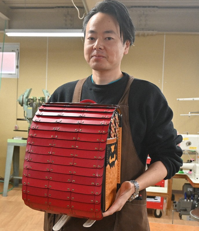 Japanese craftsman turns leather scraps into samurai armor-style school ...