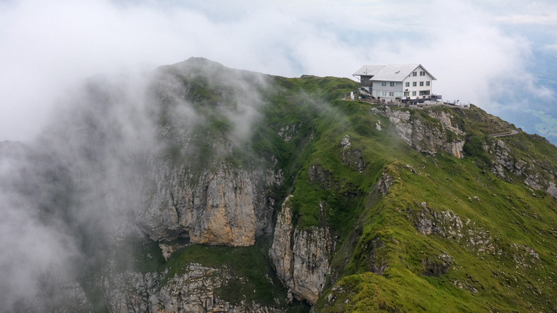 Why build a lodge on this dangerous ridge?