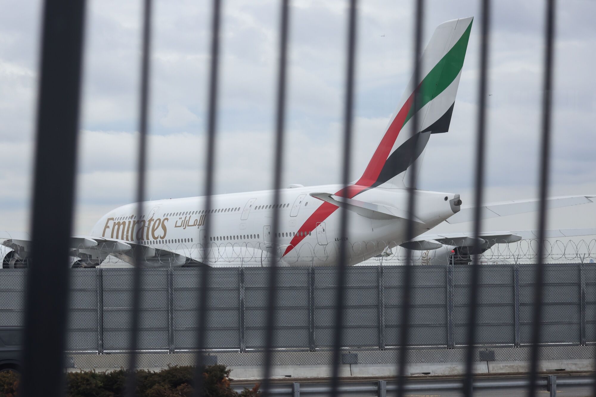 Emirates to resume flights after brief halt on missile threats