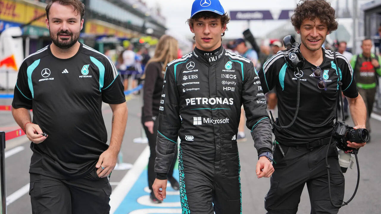 Mercedes achieves front-row lockout at F1 Australian Grand Prix qualifying
