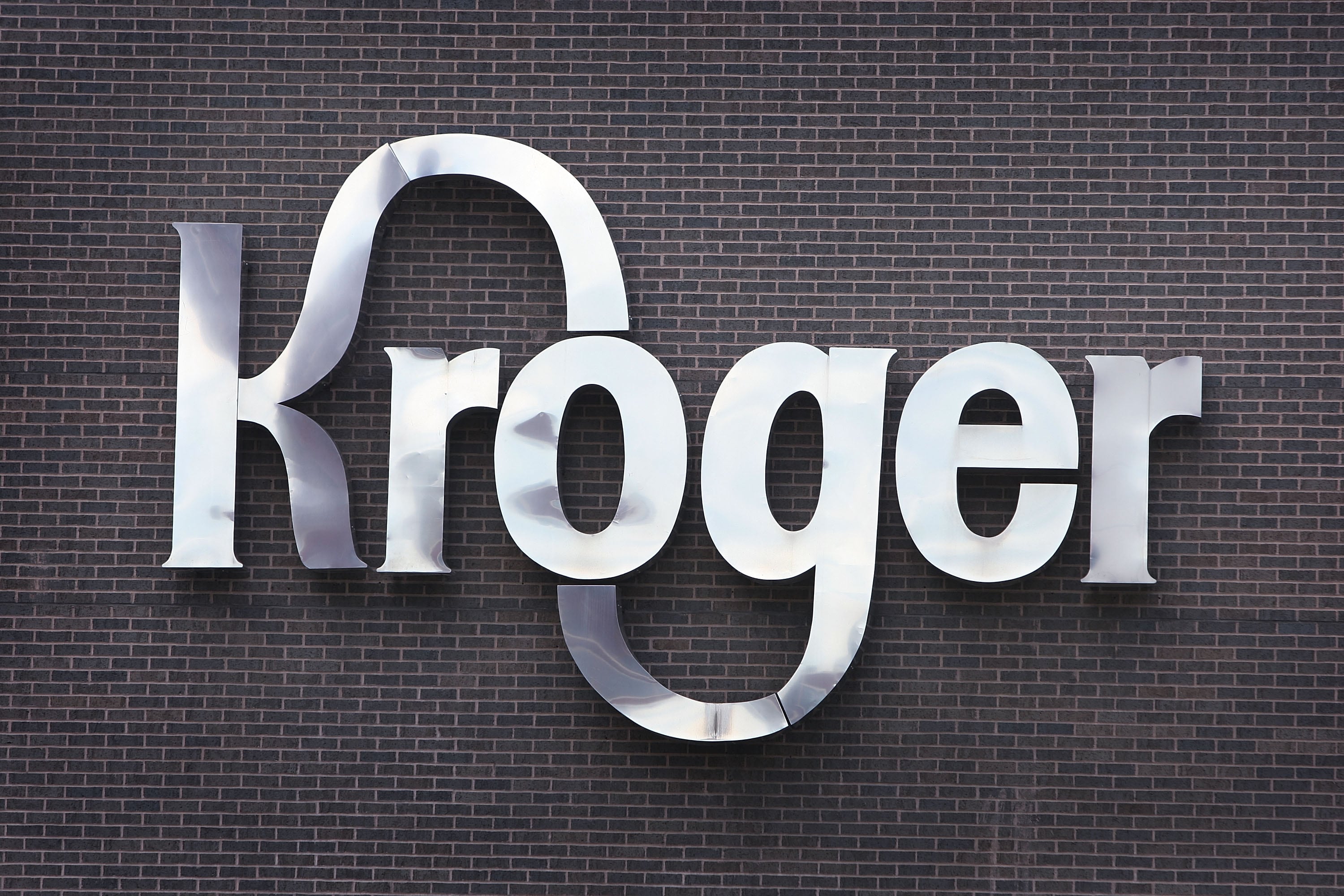 Police searching for man accused of killing 18-year-old in Kroger ...